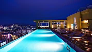 Piscina externa, espreguiçadeiras