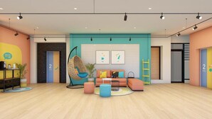 Um quarto espaçoso com uma cadeira suspensa, um conjunto de sofás e um espaço para café.