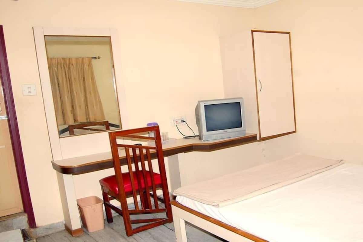 Quarto Triplo, várias camas | Secretária, camas desdobráveis/extra grátis, Wi-fi grátis