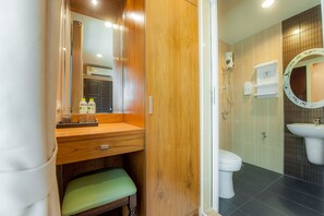 Quarto casal luxo | Banheiro | Chuveiro, produtos de toalete grátis, secador de cabelo 