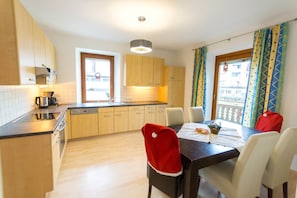 Apartamento Clássico, 2 quartos, vista parcial para o lago (Garden) | Cozinha privada | Um frigorífico, uma placa de cozinha, uma cafeteira/bule 
