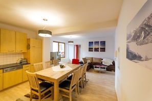 Apartamento Comfort, 2 quartos, vista para o lago (Lake) | Refeições no quarto