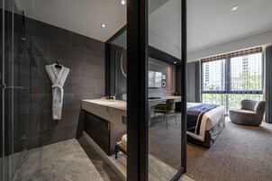 Quarto casal superior (V Room) | Cofres nos quartos, escrivaninha, espaço de trabalho para notebook