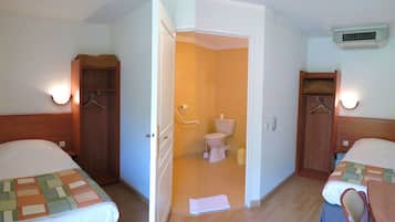 Quarto Twin, acessível | Secretária, cortinas/cortinados opacos, quartos insonorizados