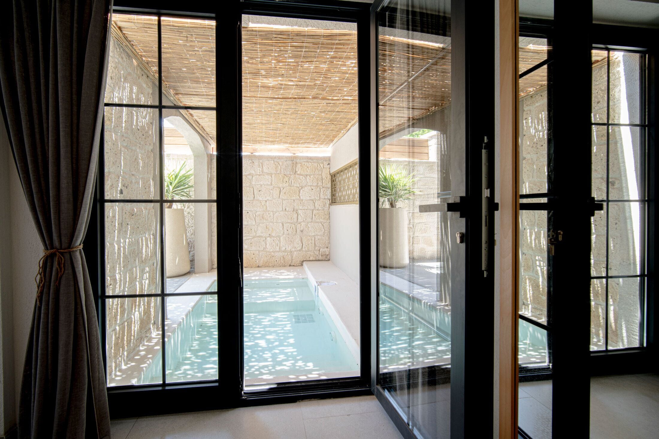 Suíte estúdio sênior, piscina particular | Ferros/tábuas de passar roupa, Wi-Fi de cortesia, roupa de cama