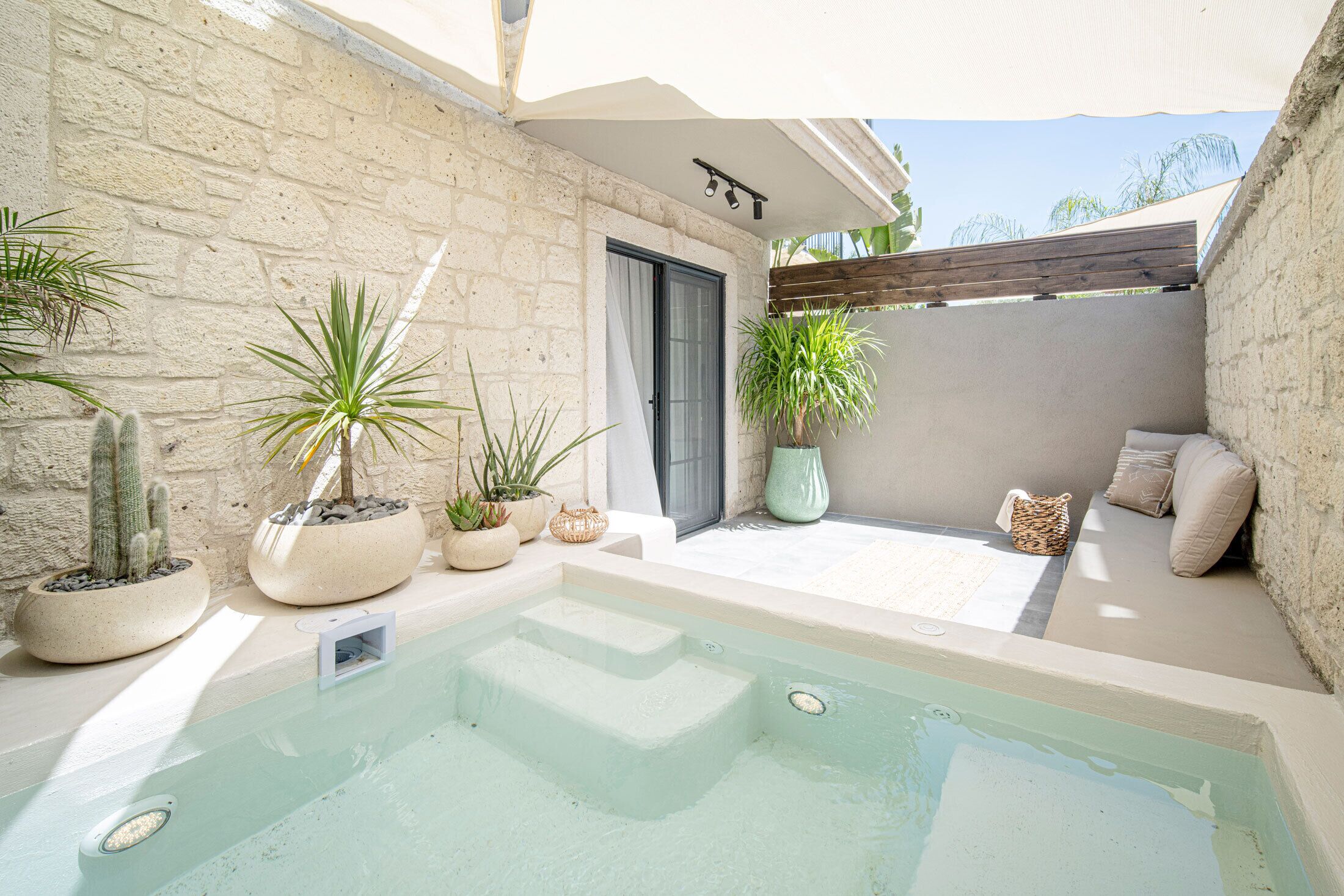 Suíte estúdio, piscina particular, vista para a piscina | Área de estar