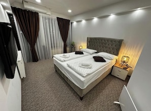 Quarto casal panorâmico, sacada | Individualmente decorados, individualmente mobiliados, Wi-Fi de cortesia
