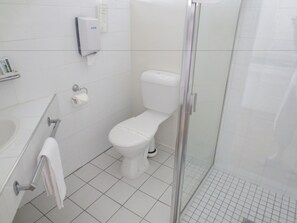 Quarto standard, 1 cama Queen (Room 6) | Banheiro | Chuveiro, secador de cabelo, toalhas de banho 