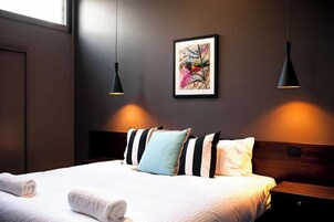 Quarto Deluxe, 1 cama king-size | Minibar, secretária, ferro/tábua de engomar, Wi-fi grátis 