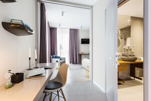 Apartamento sênior, 1 quarto | Ferros/tábuas de passar roupa, Wi-Fi de cortesia, roupa de cama