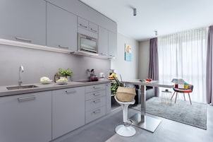 Apartamento sênior, 1 quarto | Cozinha privada | Geladeira, micro-ondas, cooktop, cafeteira/chaleira