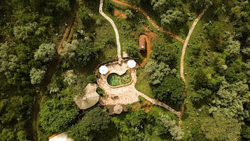 Piscina externa, espreguiçadeiras