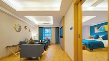 Frigobar, escrivaninha, cortinas blackout