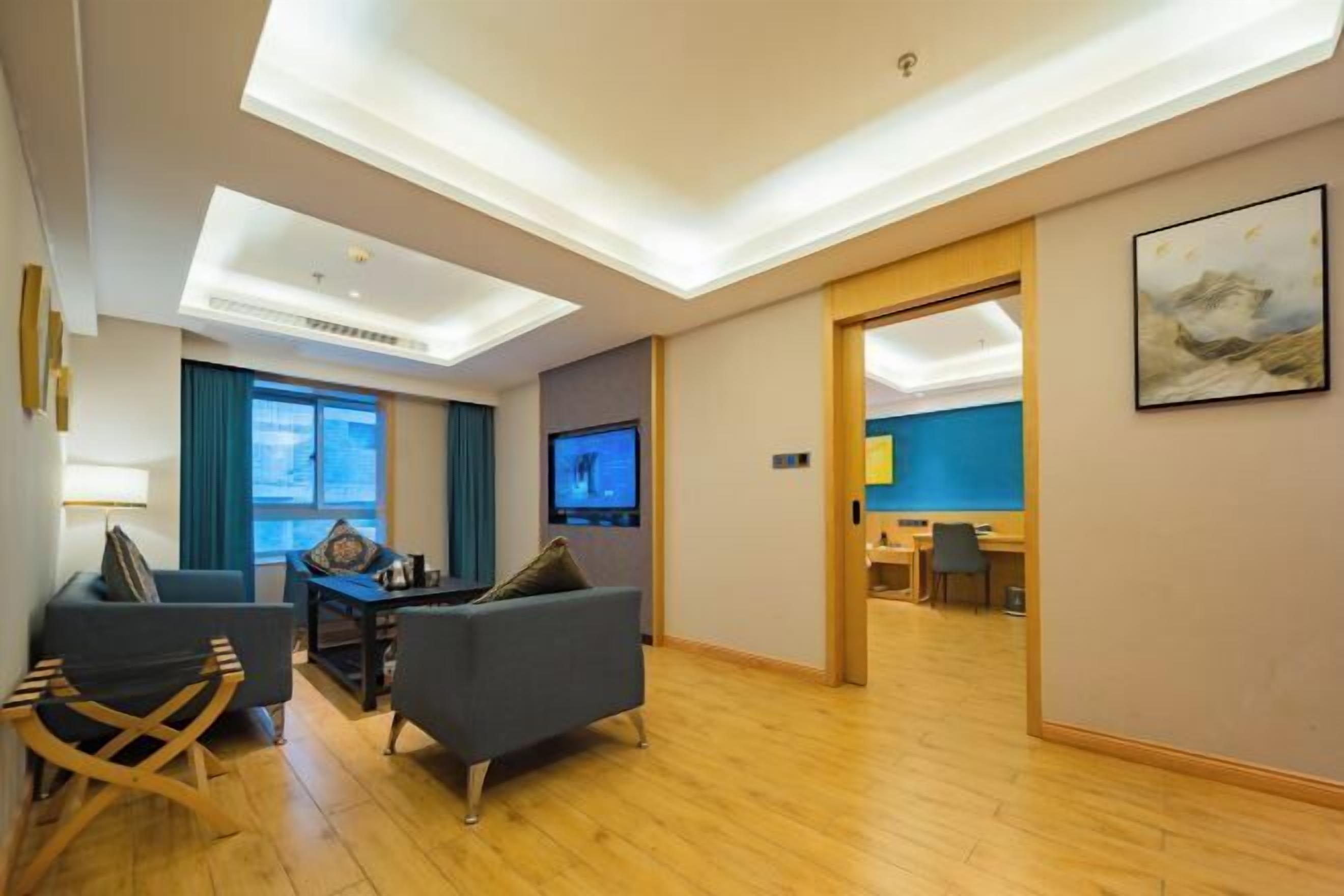 Frigobar, escrivaninha, cortinas blackout