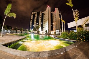 Piscina interna, piscina externa, espreguiçadeiras