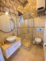 Quarto casal luxo, vista para o jardim | Banheiro | Chuveiro, produtos de toalete grátis, secador de cabelo, chinelos