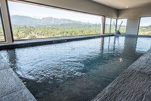 Piscina interna, funciona das 8h às 20h30, espreguiçadeiras