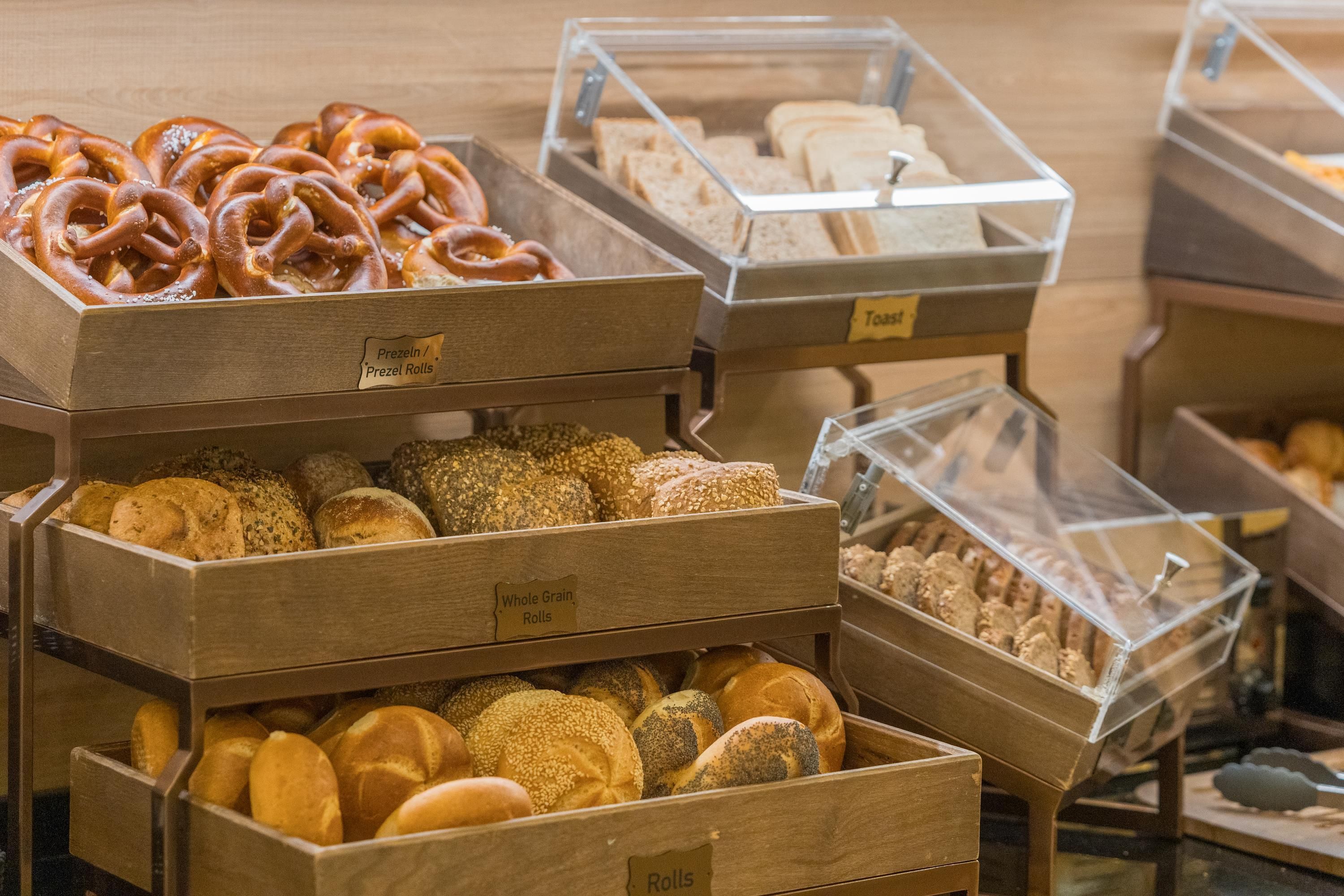 Vitrine de padaria com diversos tipos de pão e pães de forma.