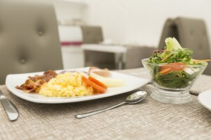 Pequeno-almoço tipo buffet diário incluído