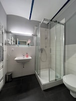 Quarto casal conforto | Banheiro | Chuveiro, toalhas de banho
