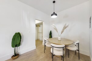 Apartamento Deluxe, 2 quartos, cozinha | Sala de estar | Televisor de ecrã plano de 42 polegadas com canais por cabo, televisor 