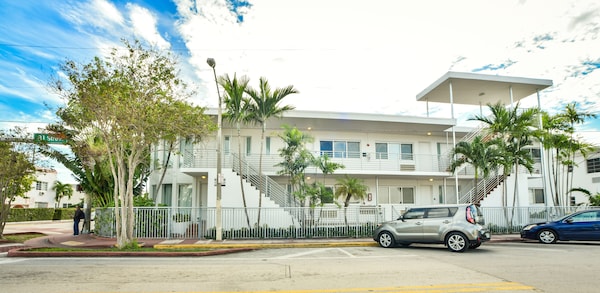 Harding 8040 Apts By At Mine Hospitality - Miami Beach, FL