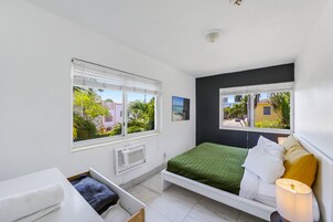 Apartamento Standard, 2 quartos, cozinha | 1 quarto, secretária adequada para computadores portáteis 