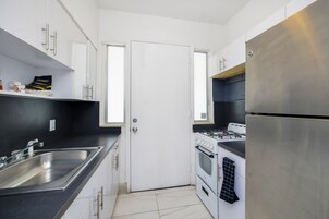 Apartamento Standard, 2 quartos, cozinha | Cozinha privada | Um frigorífico, um micro-ondas, um forno, uma placa de cozinha 