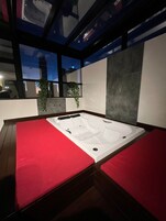 Roupas de cama premium, frigobar, cofres nos quartos, escrivaninha