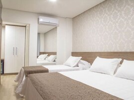 Quarto triplo luxo (APARTAMENTO TRIPLO CASAL) | Roupas de cama premium, frigobar, cofres nos quartos, escrivaninha