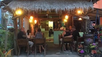 Pequenos-almoços, almoços, jantares servidos, cozinha tailandesa