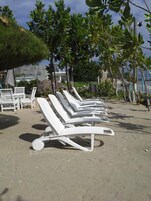 Uma praia privada nas proximidades, praia de areia branca