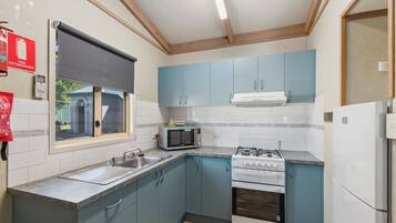 Cabine, 2 quartos (Bradman, Double + Tri-bunk) | Cozinha privada | Um frigorífico, um micro-ondas, uma chaleira elétrica, uma torradeira