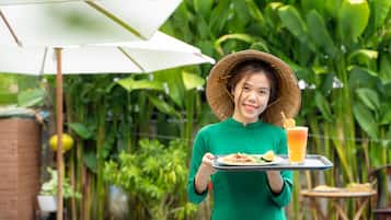 Quarto casal luxo, vista para a piscina | Frigobar, cofres nos quartos, escrivaninha, quartos à prova de som