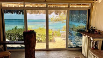 Casa de campo panorâmica, 1 cama King, vista para o oceano | Área de estar | TV
