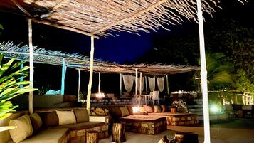 Piscina externa, piscina com cascata, espreguiçadeiras