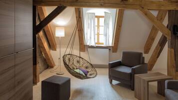 Apartamento família | Escrivaninha, cortinas blackout, quartos à prova de som