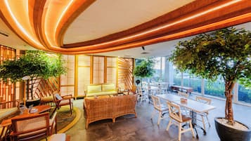 3 restaurantes, pequenos-almoços servidos, cozinha internacional