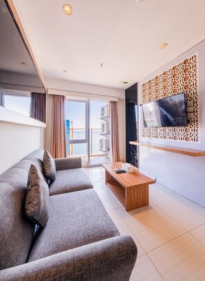 Quarto Familiar, 2 quartos, vista para o oceano (Free 2 Tickets To Aquaboom) | Sala de estar | Televisor LED 
