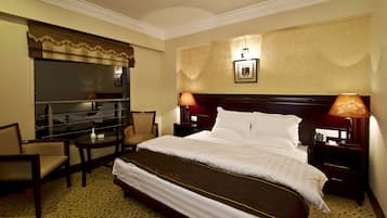 Quarto casal club | Roupas de cama premium, escrivaninha, ferros/tábuas de passar roupa