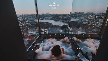 Suíte Deluxe | Casa de banho | Produtos de higiene exclusivos, um secador de cabelo, roupões, chinelos