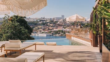 Piscina interior, piscina exterior, da(s) 8:00 à(s) 21:00, guarda-sóis