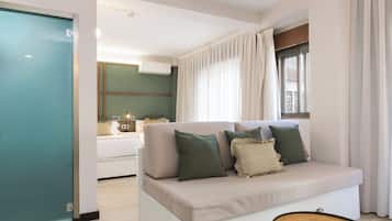 Suite, varanda | 1 quarto, roupa de alta qualidade, edredões de penas