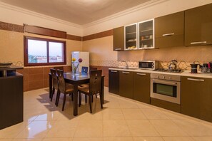 Apartamento Comfort, 2 quartos | Cozinha privada | Um frigorífico/congelador grande, um micro-ondas, um forno 