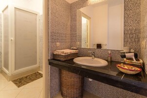Apartamento Comfort, 3 quartos | Casa de banho | Um polibã, artigos de higiene pessoal grátis, um secador de cabelo