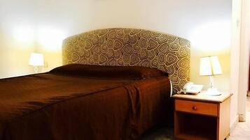 Quarto solteiro | Cofres nos quartos, escrivaninha, cortinas blackout
