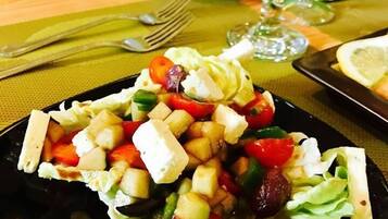 Café da manhã, almoço e jantar; local e internacional