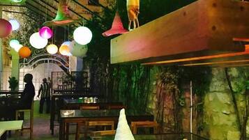 Café da manhã, almoço e jantar; local e internacional