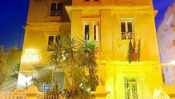 Fachada da propriedade à noite