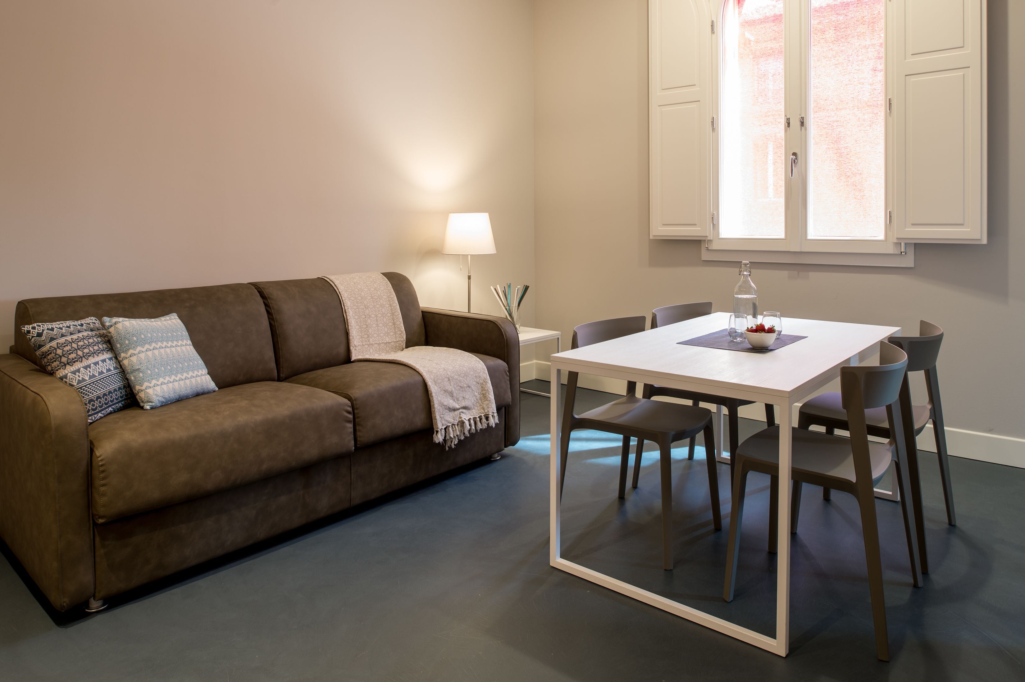 Apartamento Superior | Sala de estar | Televisor de ecrã plano de 40 polegadas com canais via satélite 